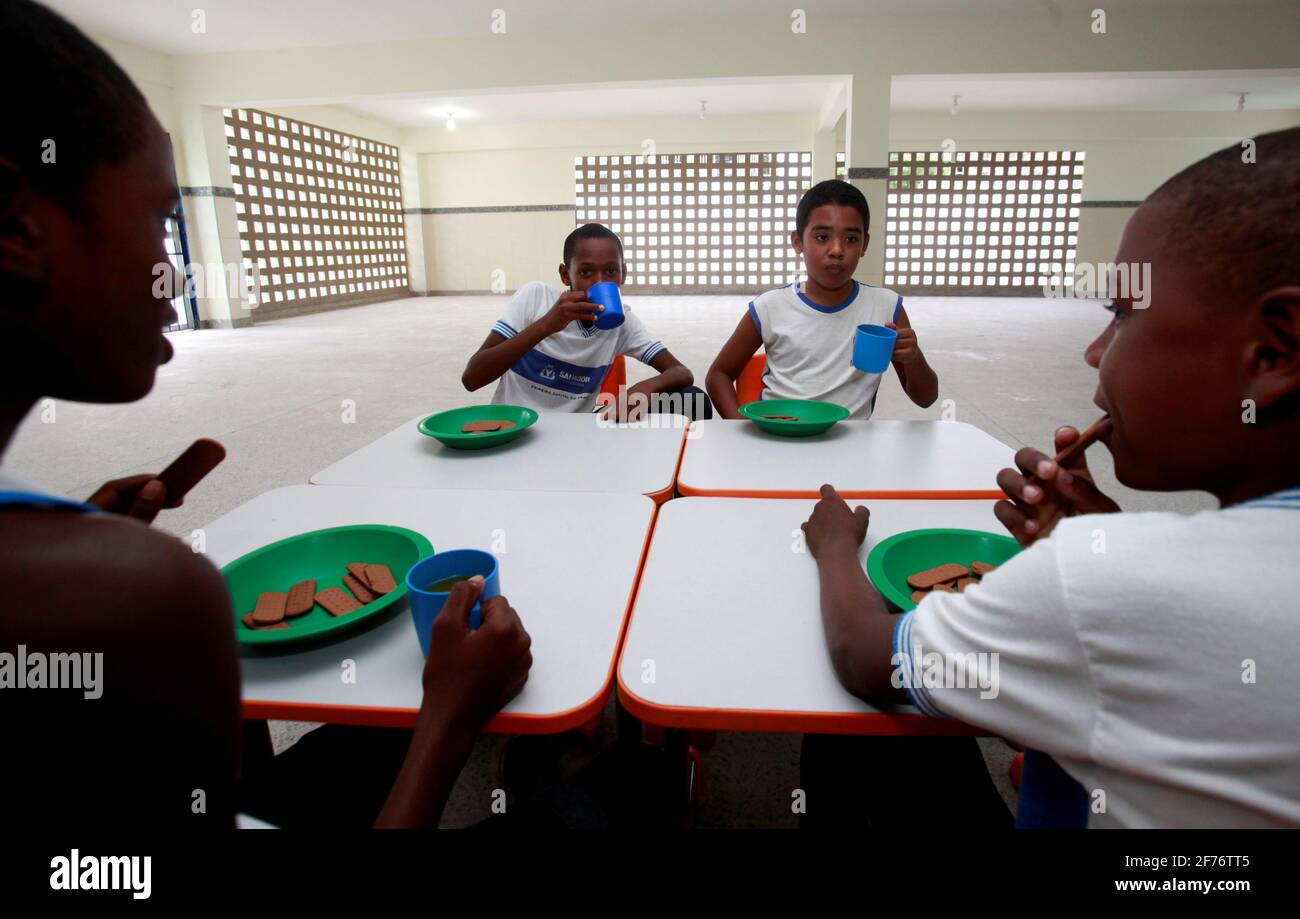 Children eating school lunch brazil hi-res stock photography and images ...