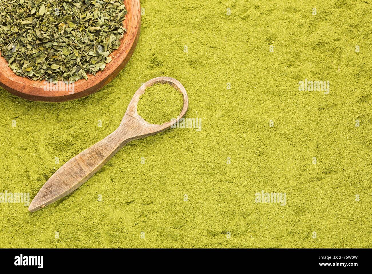Dry leaves and moringa powder - Moringa oleifera Stock Photo - Alamy