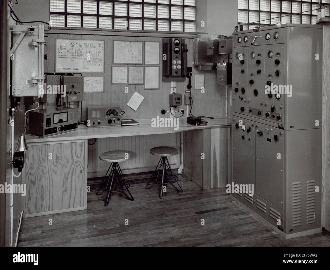 Radio cabin. The radio laboratory, telesco school, 2 tr. in the wing ...