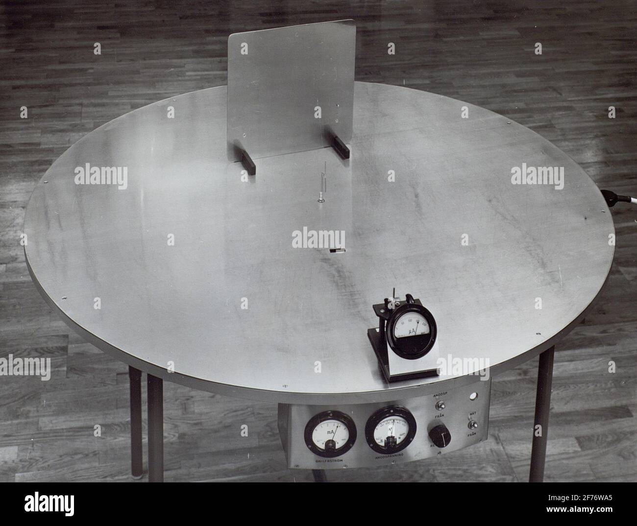 Electromagnetic wave hi-res stock photography and images - Alamy