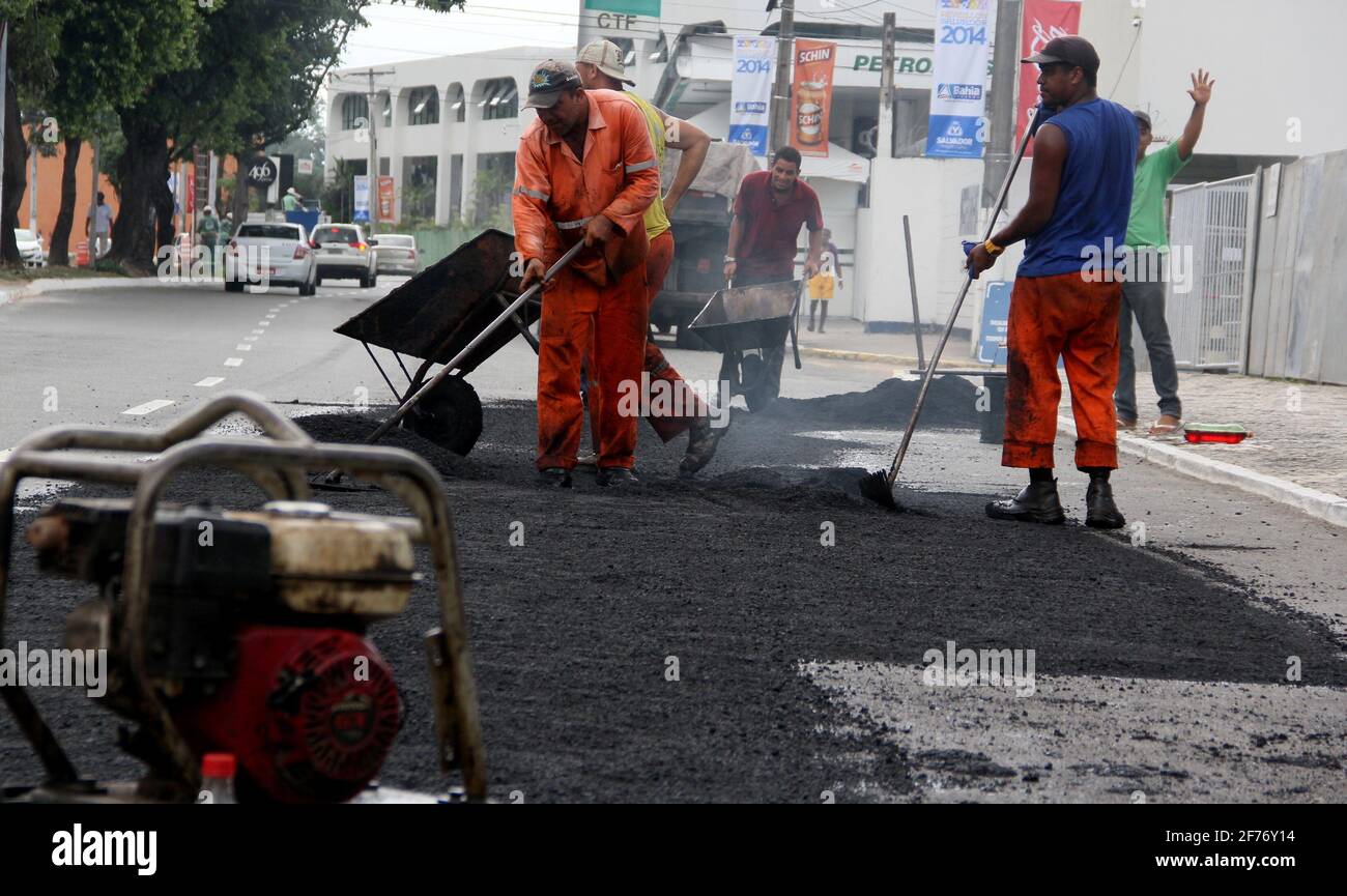 salvador, bahia / brazil - december 29, 2013: Officials make asphalt ...