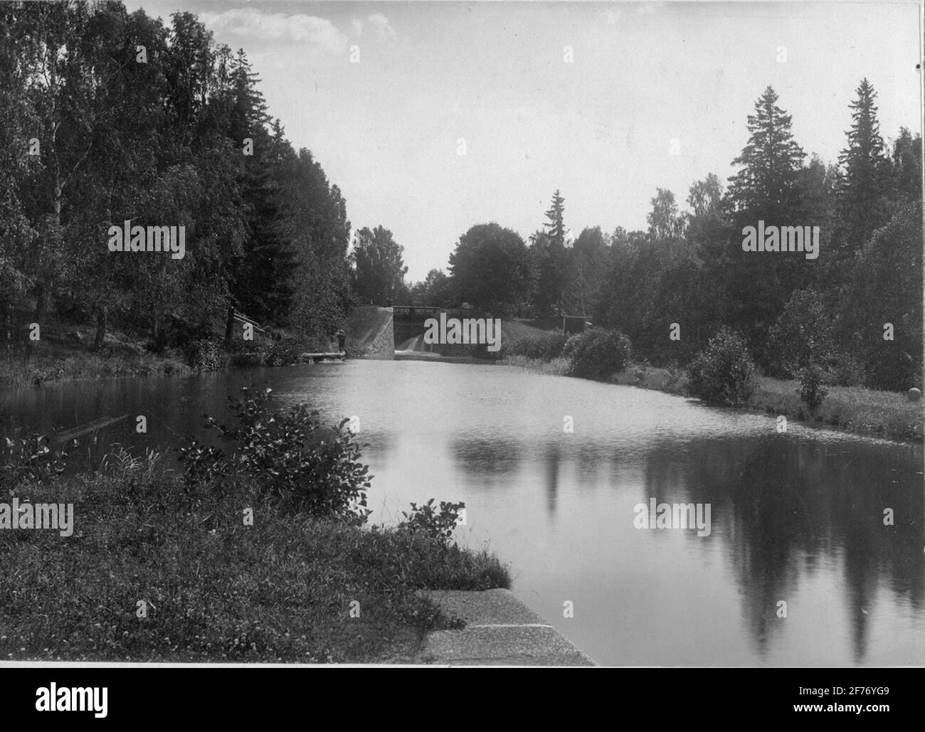 Kinda channel. Lower lock at Hovetorp.With the photographer came the ...
