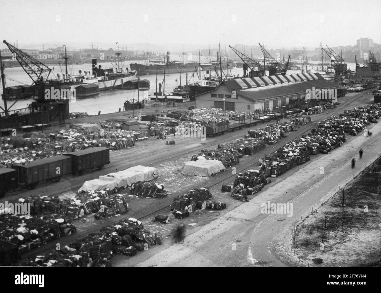 Tugboat harbor pier cargo hi-res stock photography and images - Alamy