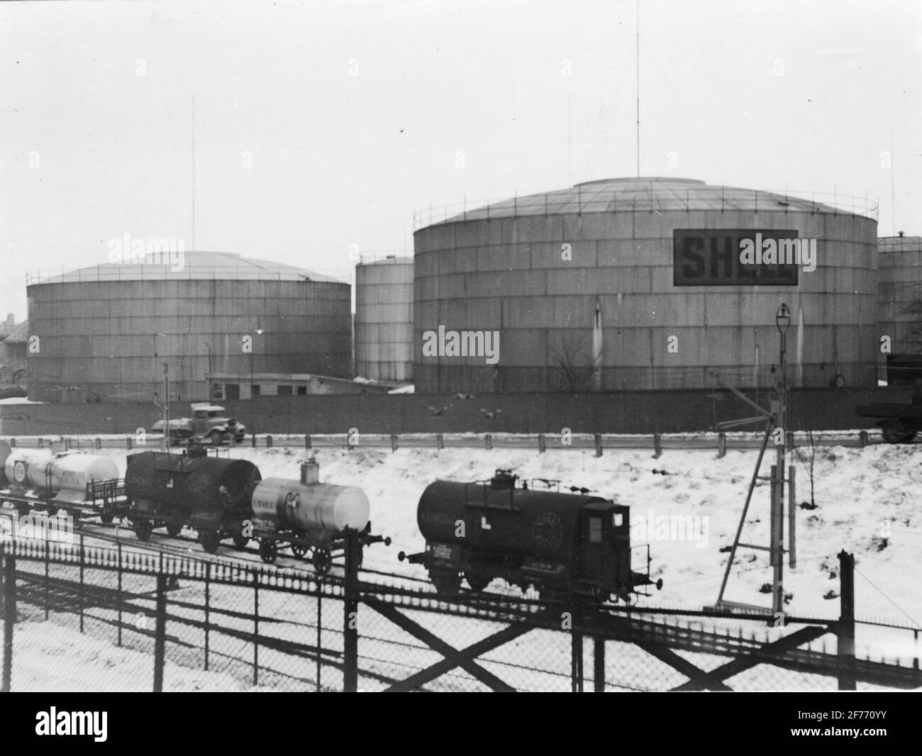 Oil production infrastructure hi-res stock photography and images - Alamy