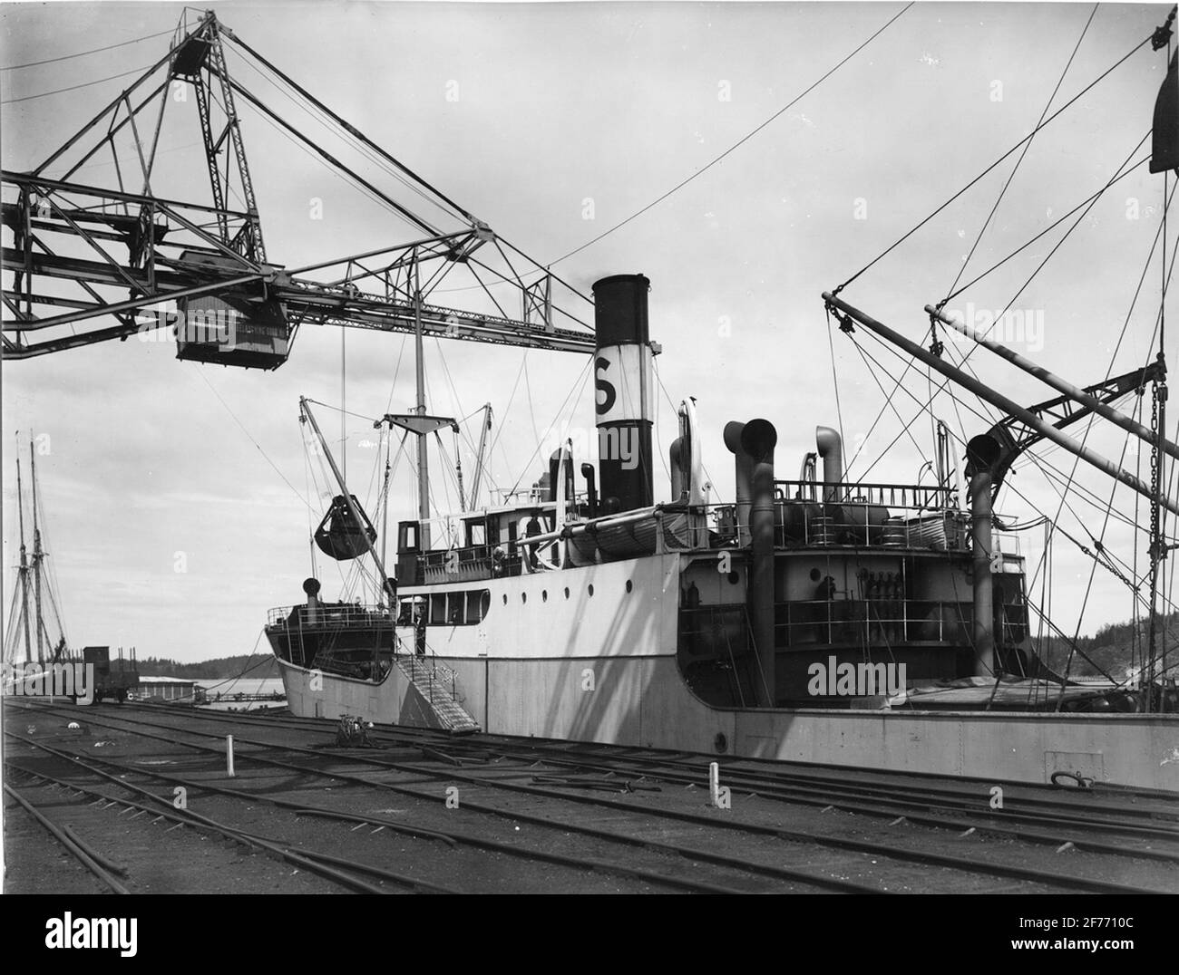 Coal loading in port Black and White Stock Photos & Images - Alamy