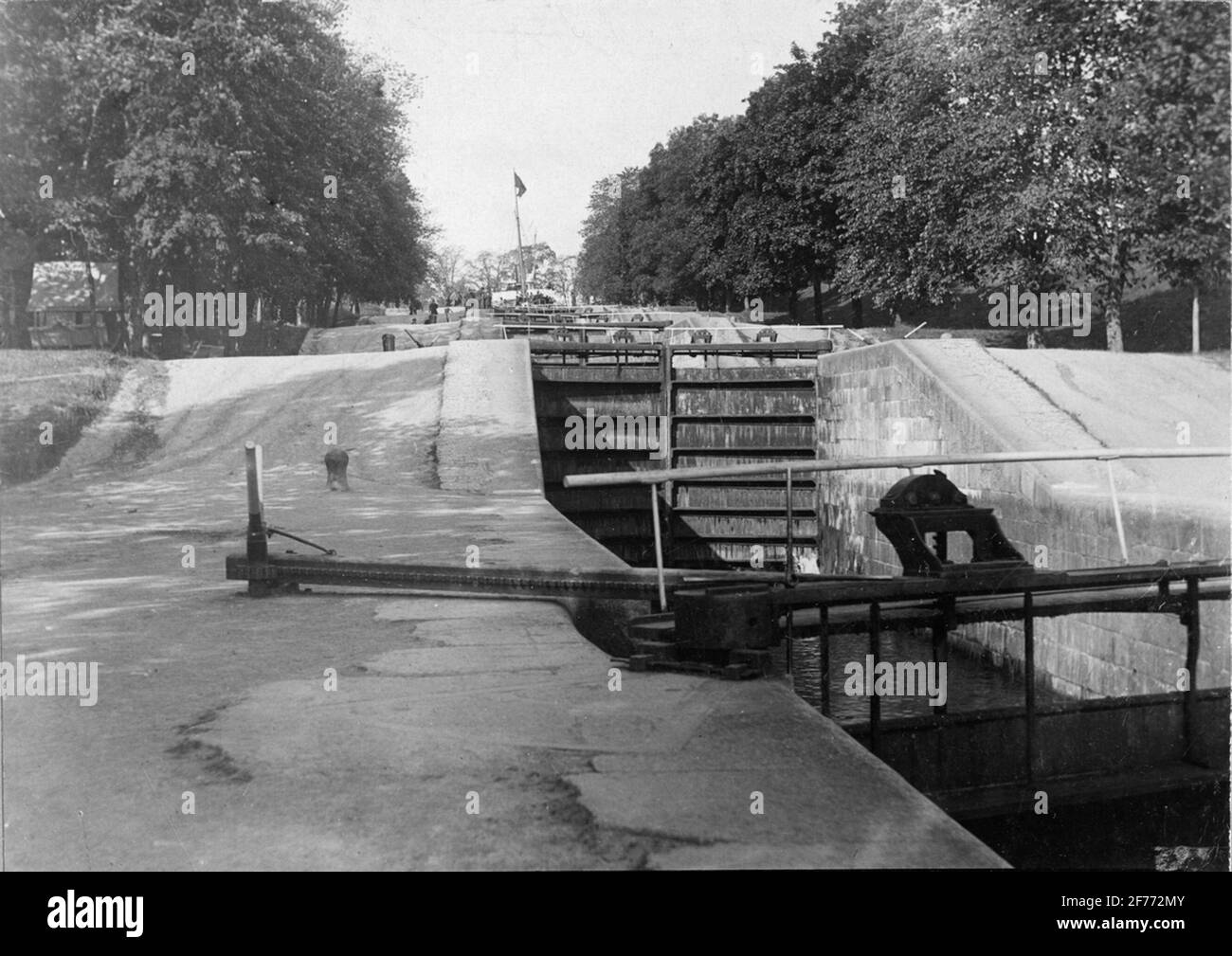 Canal lock systems hi-res stock photography and images - Alamy