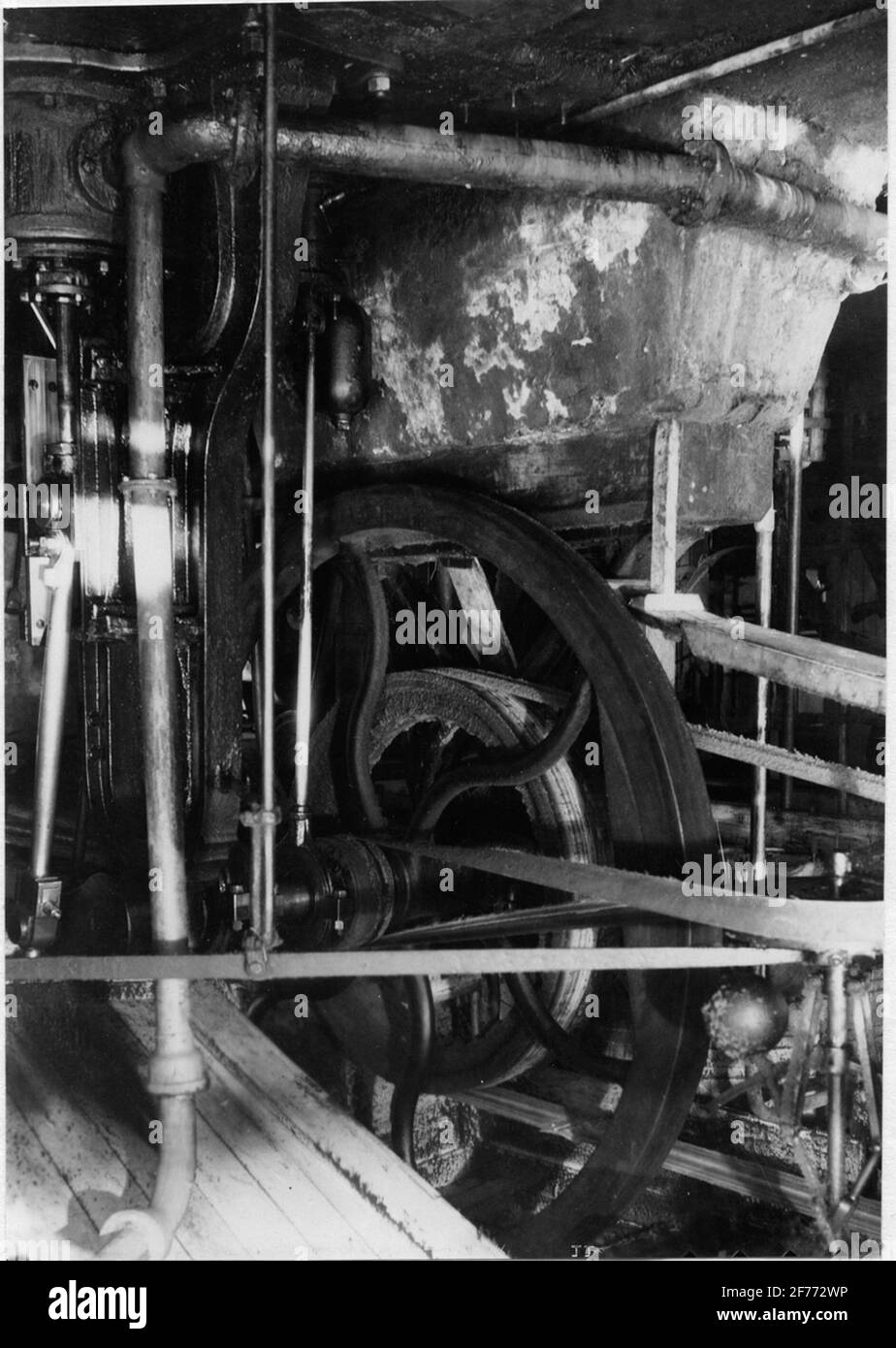 Standing steam engine about approx. 25 hp, use for driving machines in ...