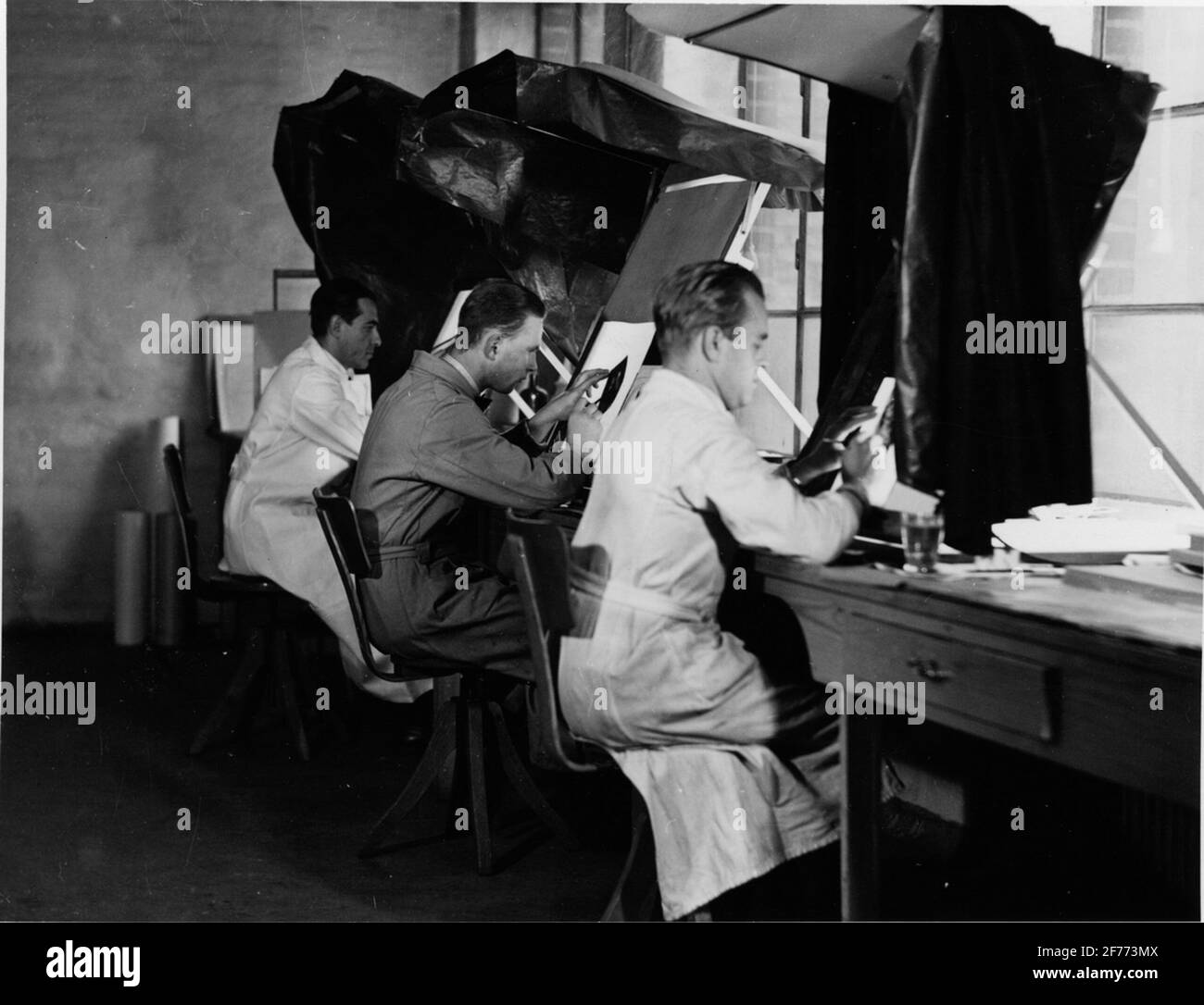 AB DEF's deep printing in Malmö. Retusers in work with negative and ...
