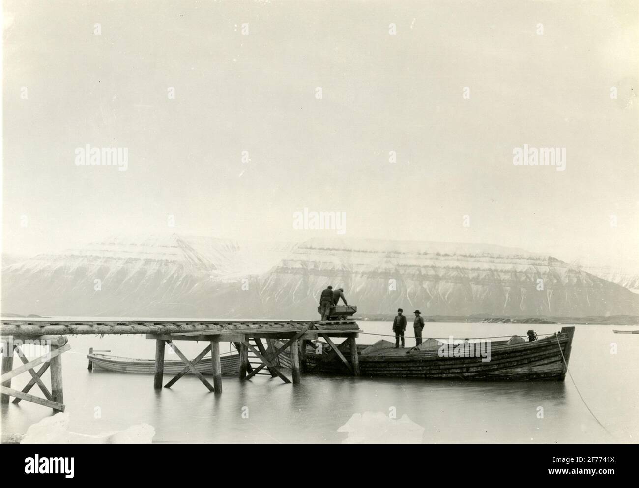 The sweat grape. Barge "Moses" with first collast for consumption ...