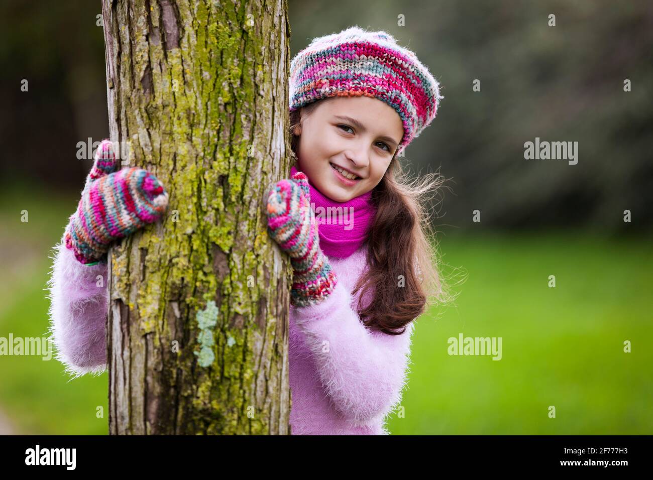 Child hug tree hi-res stock photography and images - Alamy