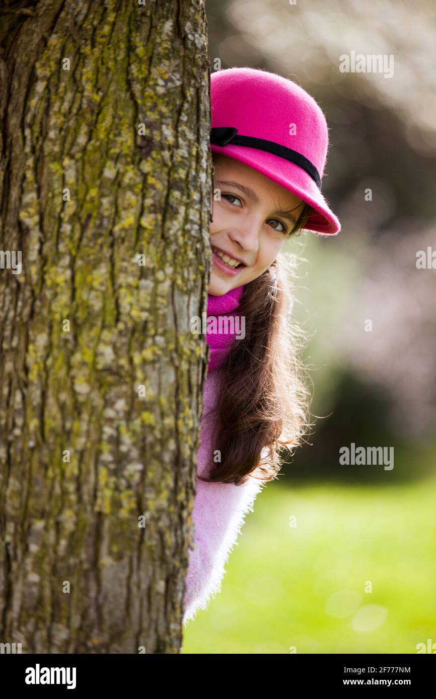 Child peeking hi-res stock photography and images - Alamy