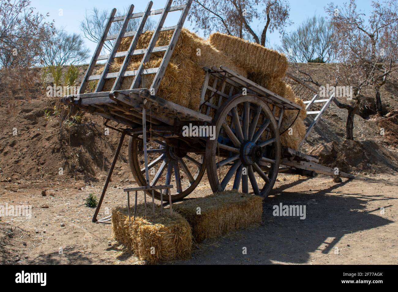 Hay bale carriage hi-res stock photography and images - Alamy