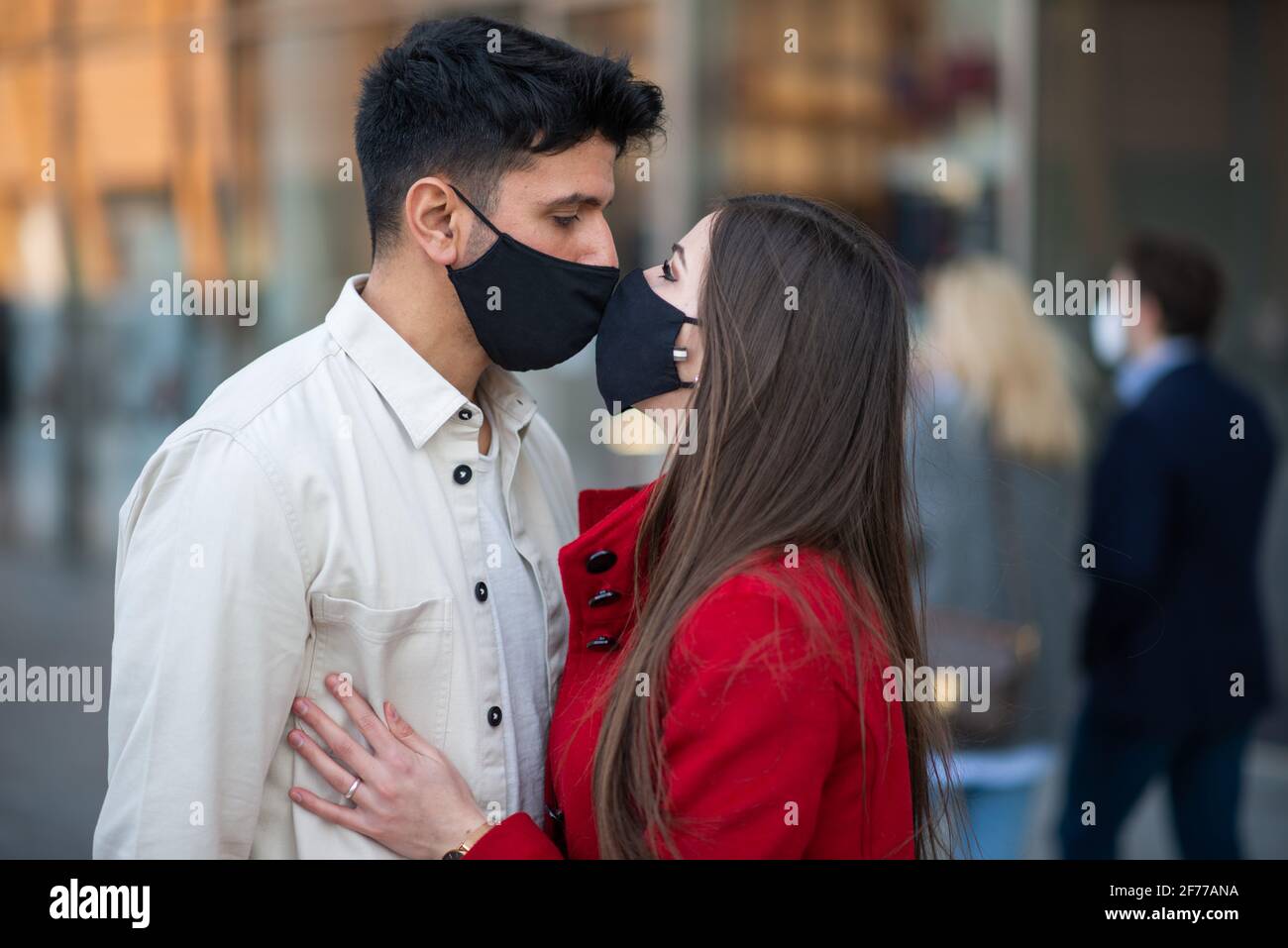 Kissing couple mask hi-res stock photography and images - Alamy