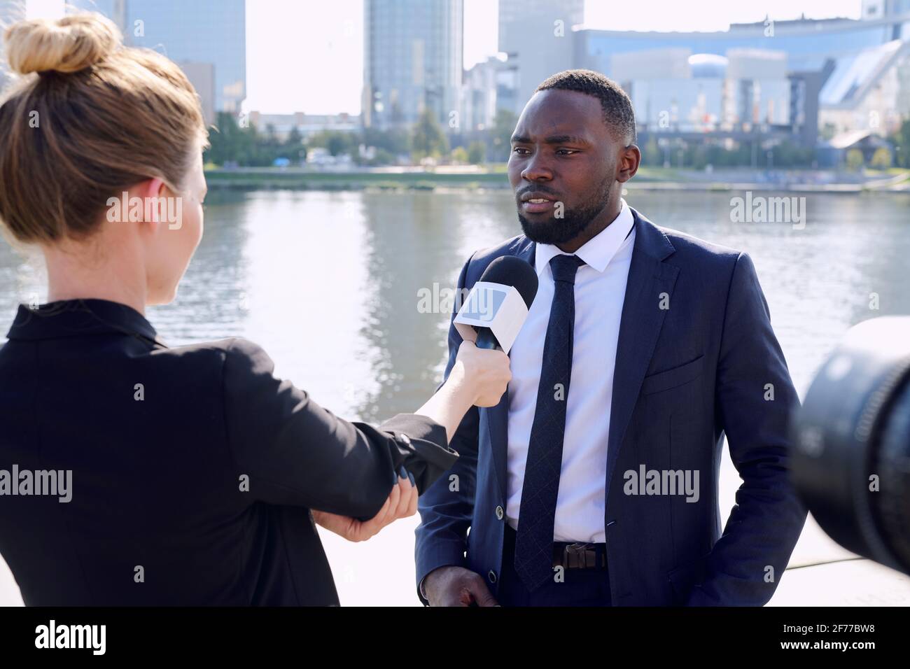 Female journalist hi-res stock photography and images - Alamy