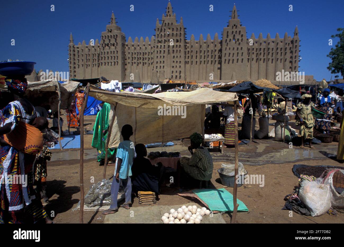 Monday street market and Great Mosque of Djenné, Djenné, Mali Stock ...