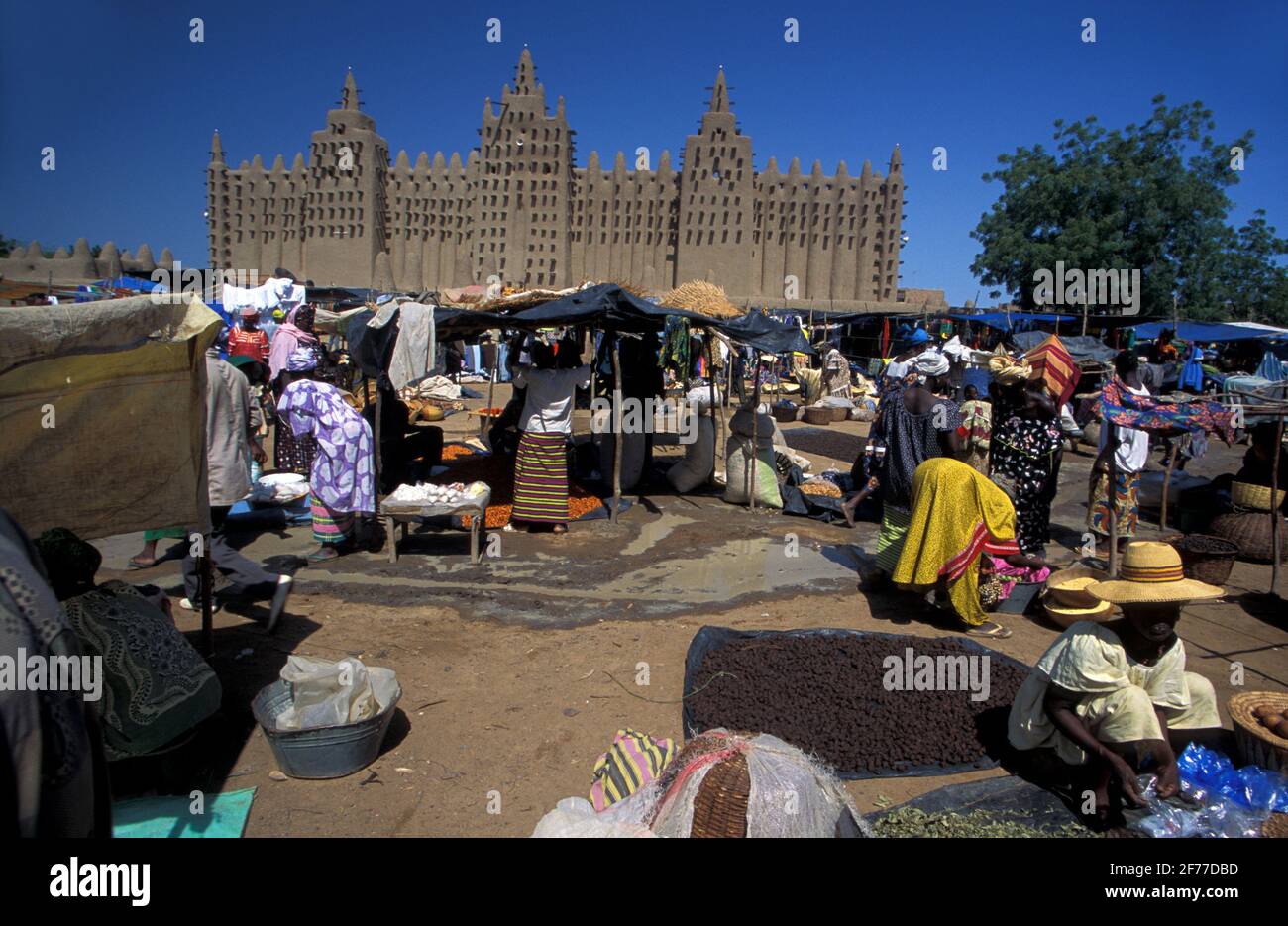 Monday street market and Great Mosque of Djenné, Djenné, Mali Stock ...
