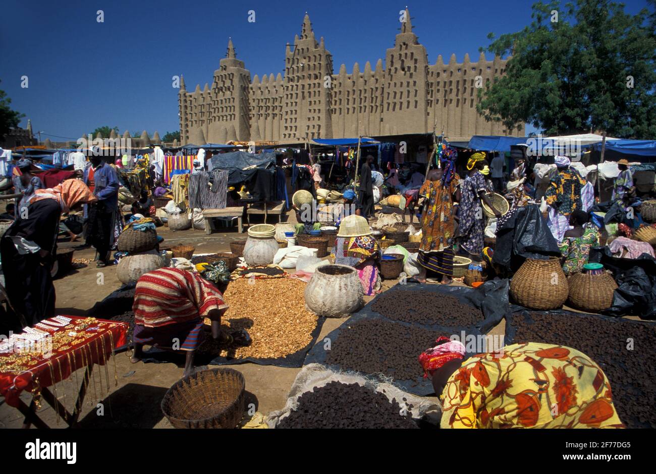 Monday street market and Great Mosque of Djenné, Djenné, Mali Stock ...