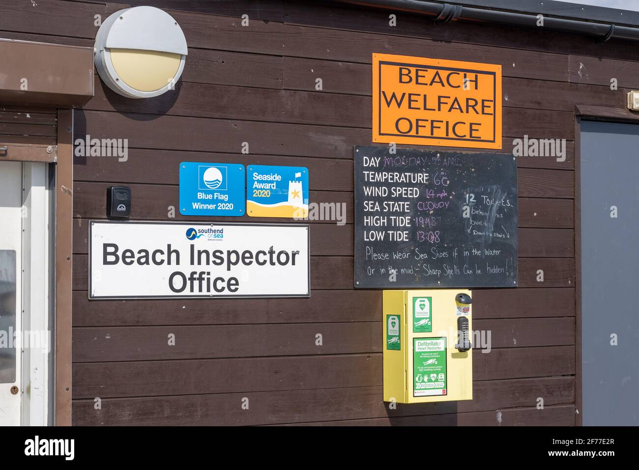 Office at beach hi-res stock photography and images - Alamy
