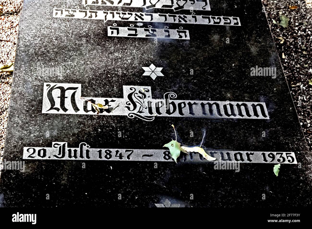 Berlin (Germany): Grab von Max Liebermann auf dem jüdischen Friedhof ...