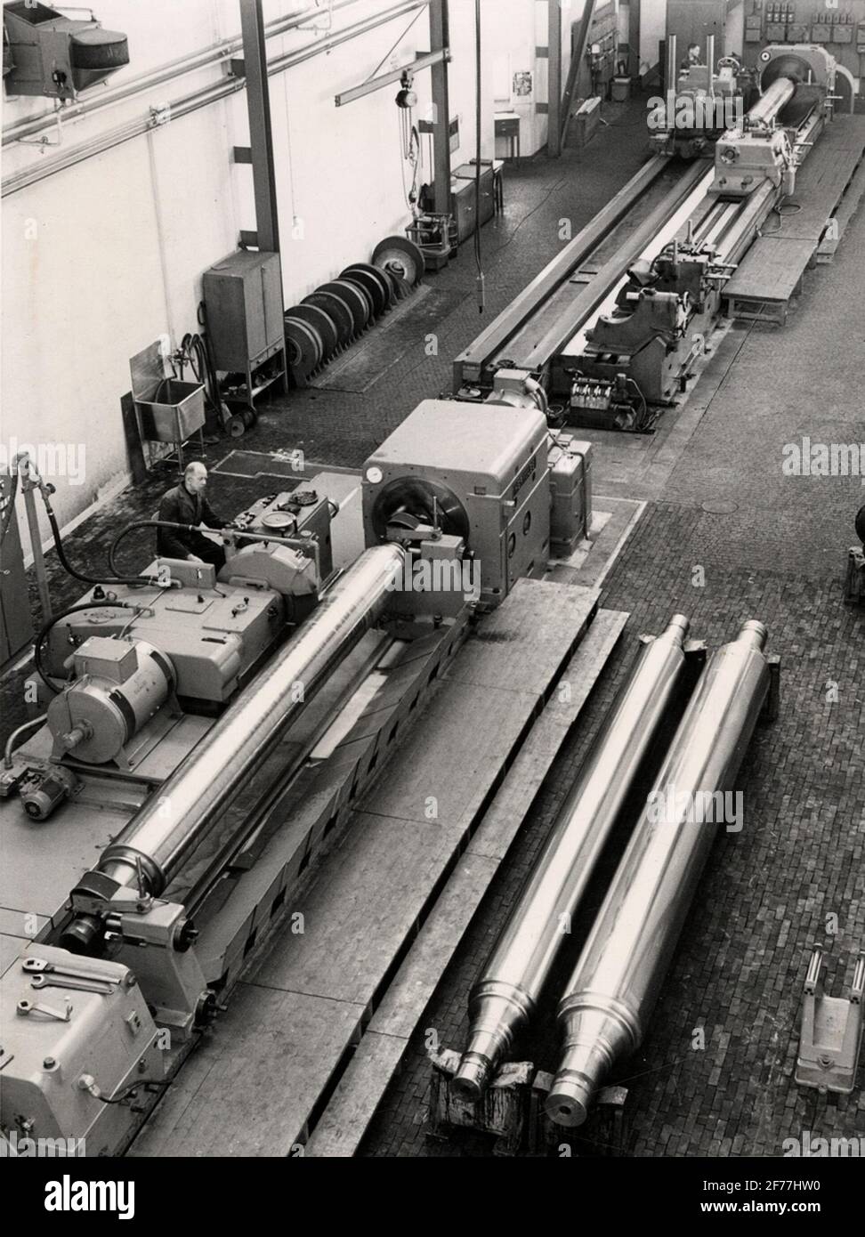 Grinding of calendar rolls in Hall with automatic temperature control ...