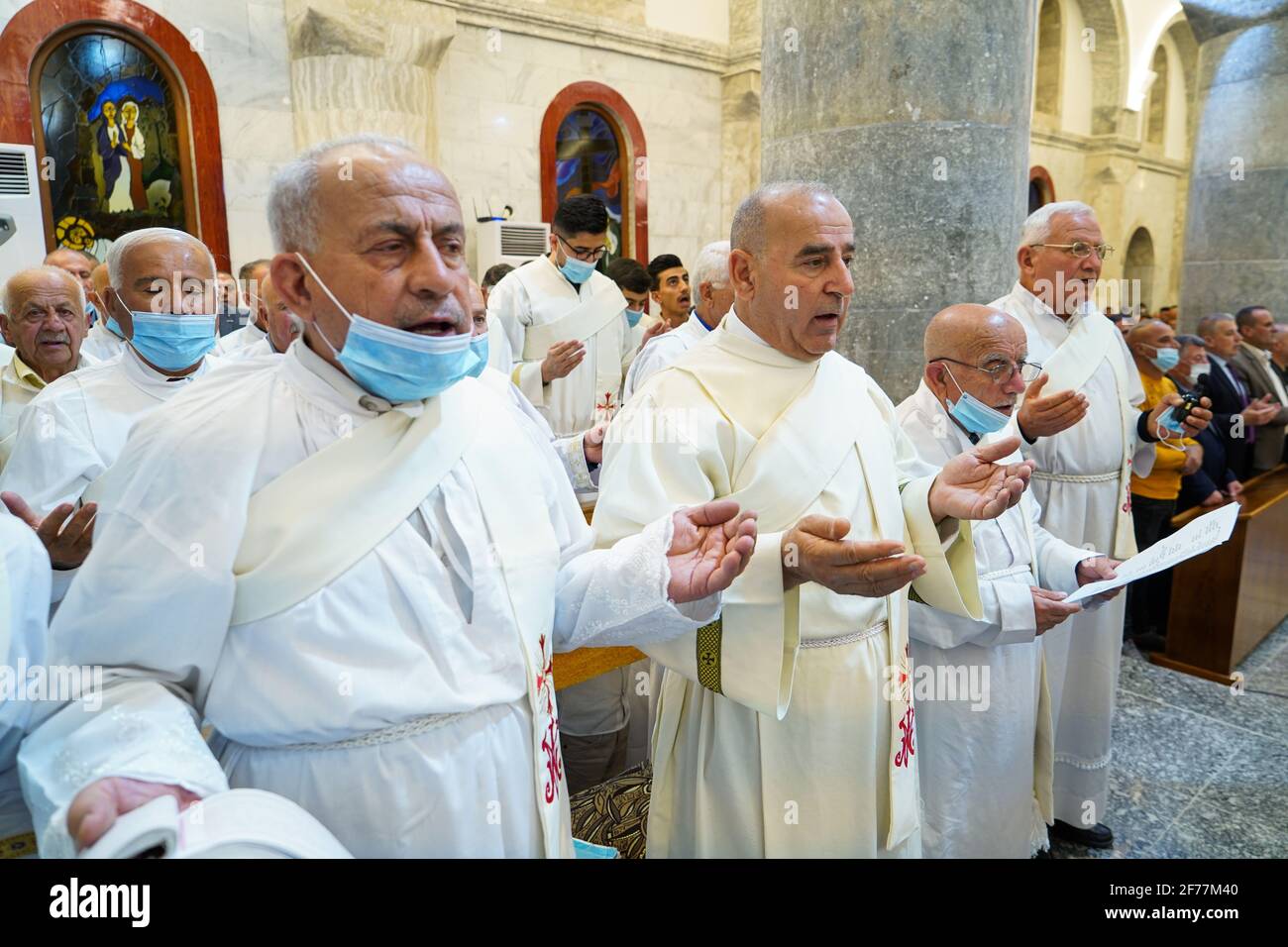Church singing face mask hi-res stock photography and images - Alamy