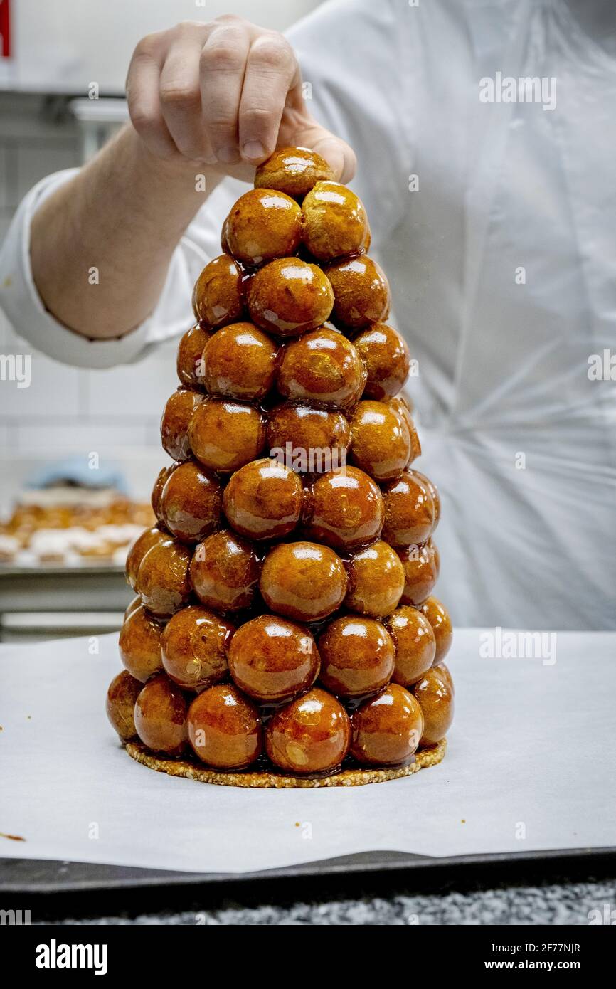 France, Paris, Maison Marques pastry shop and bakery, pièce montée ...