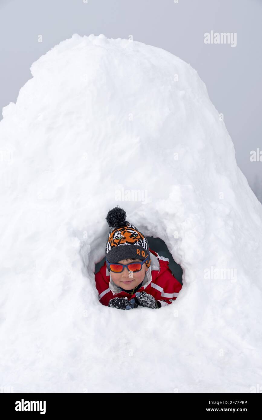 Boy igloo hi-res stock photography and images - Alamy