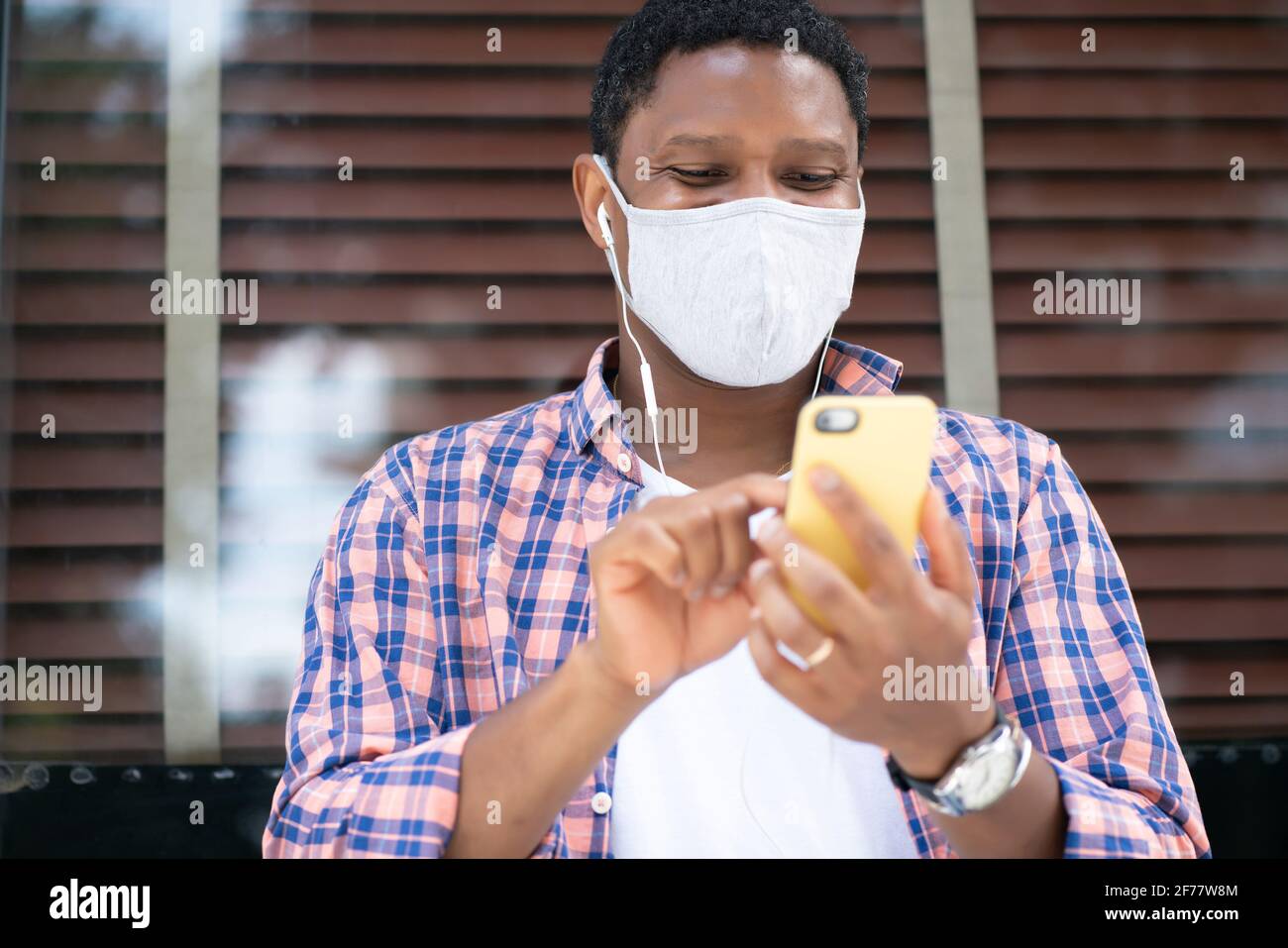 Using ear pods hi-res stock photography and images - Alamy