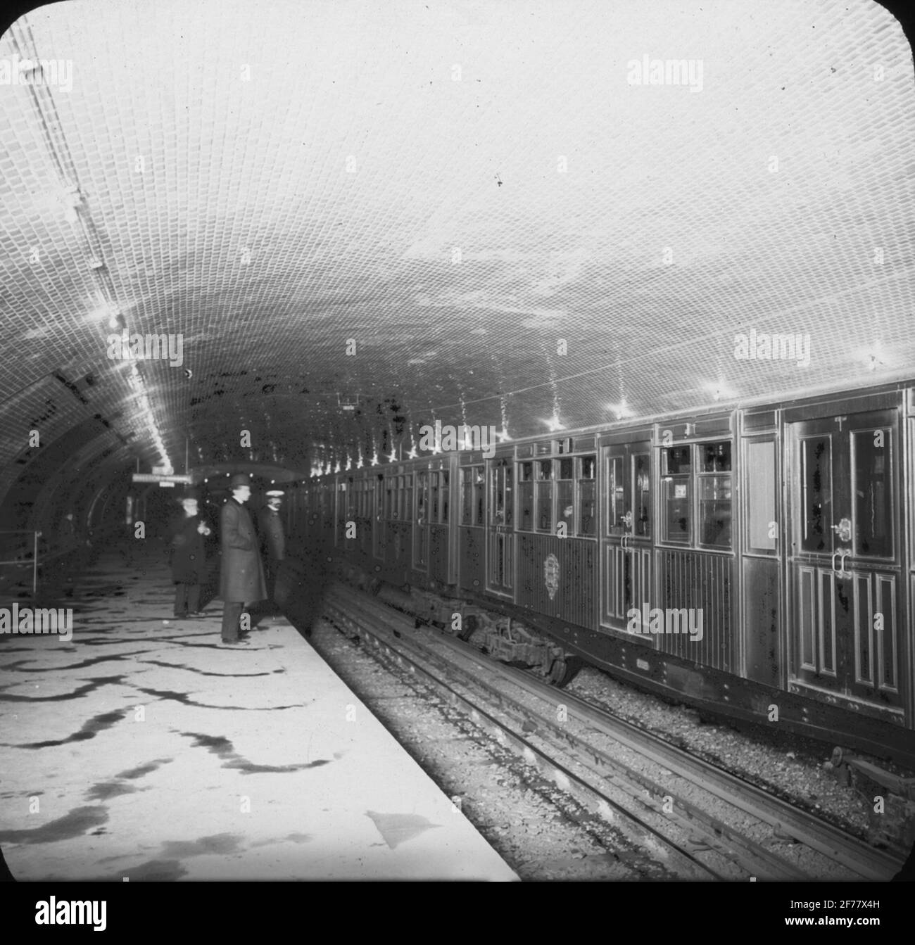 The construction of the subway in Paris 1899-1911. "Le Métro de Paris ...
