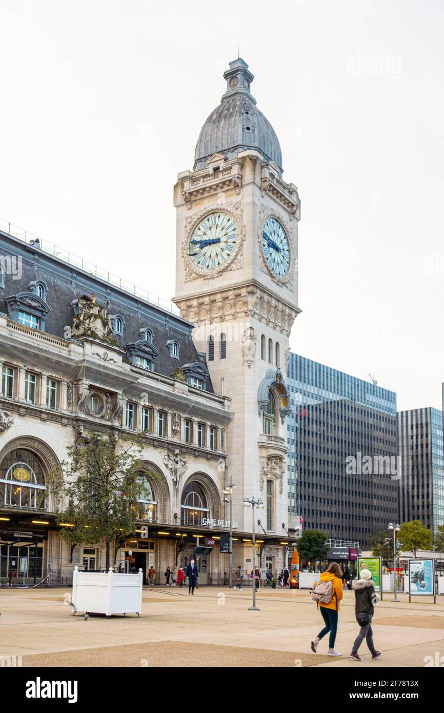 Gare de lyon train station clock tower hi-res stock photography and ...