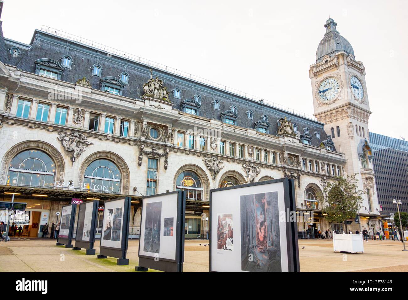 Gare de lyon clock tower hi-res stock photography and images - Alamy