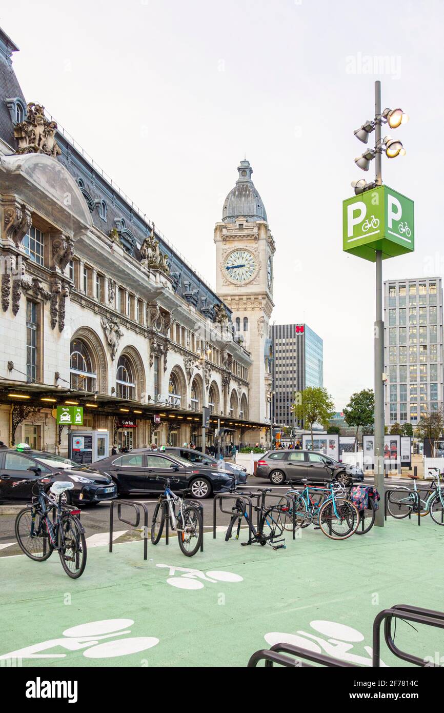 Gare de lyon clock tower hi-res stock photography and images - Alamy