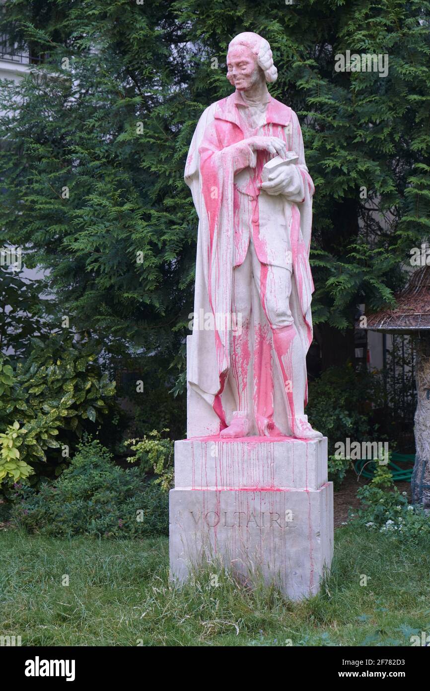 Voltaire statue paris hi-res stock photography and images - Alamy
