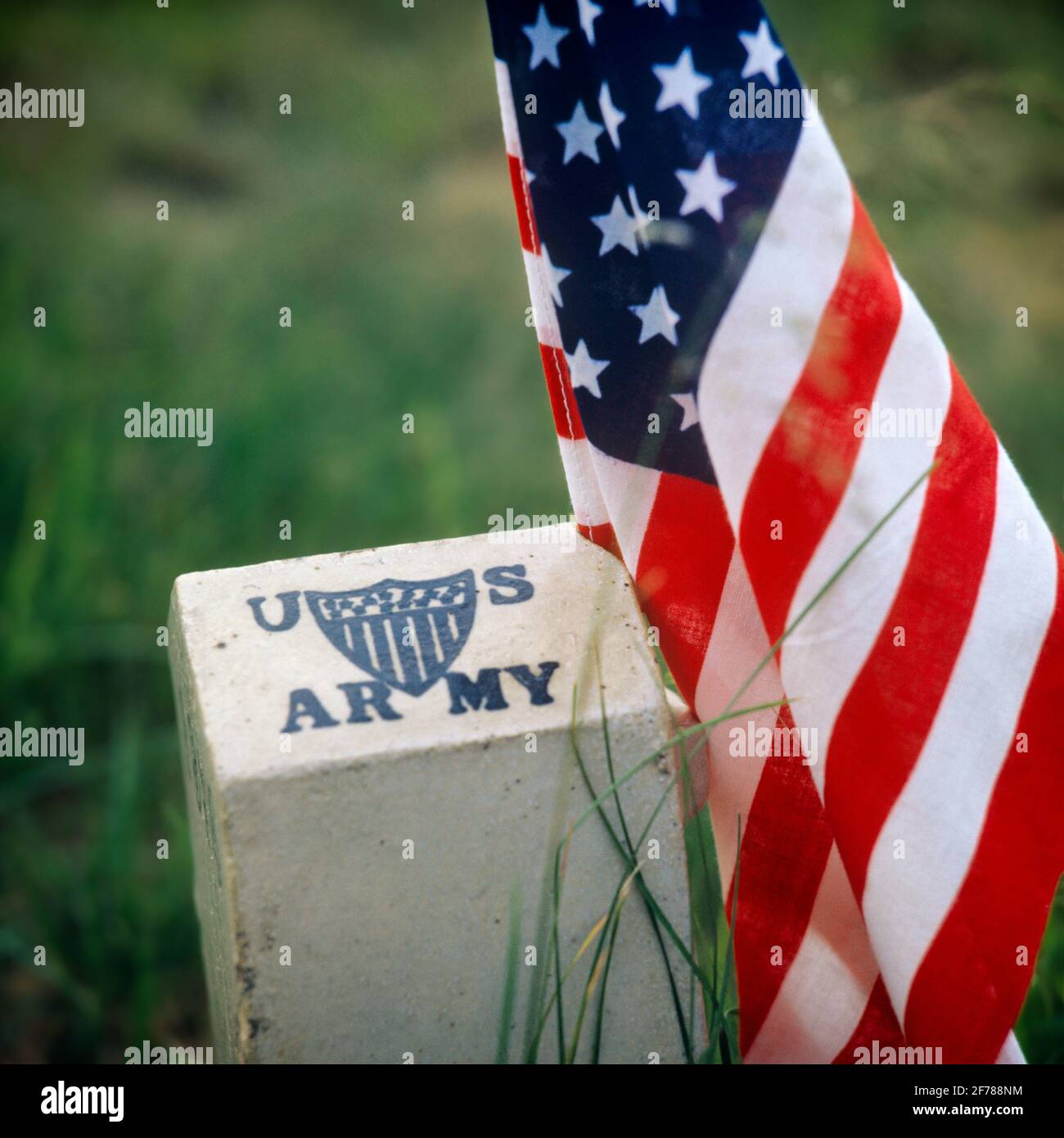 1980s AMERICAN FLAG AND PATRIOTIC UNITED STATES ARMY MARKER IN ...