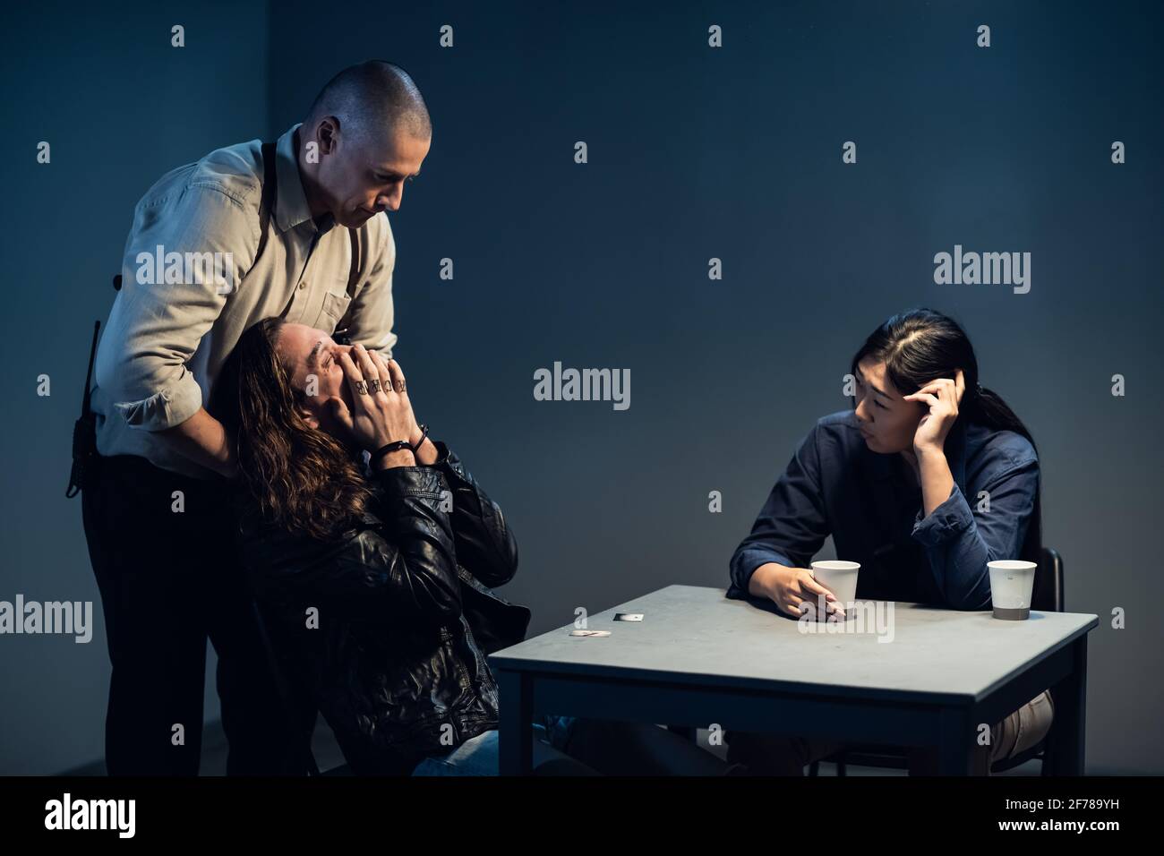 A mad criminal under interrogation, a police officer got up and ...