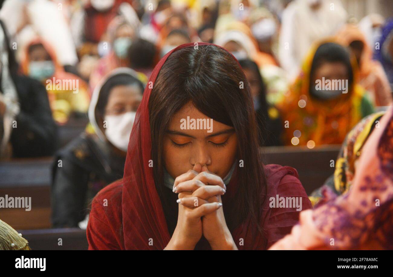 Lahore, Pakistan. 04th Apr, 2021. Pakistani Christian worshipers pray ...