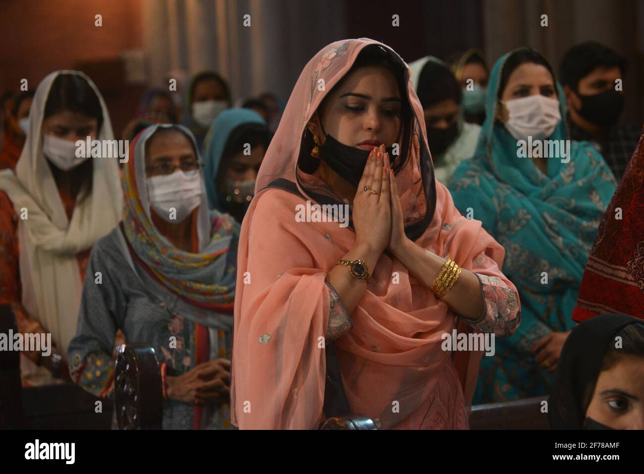 Lahore, Pakistan. 04th Apr, 2021. Pakistani Christian worshipers pray ...