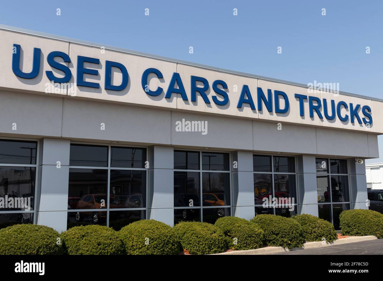 Pre owned cars sign hi-res stock photography and images - Alamy