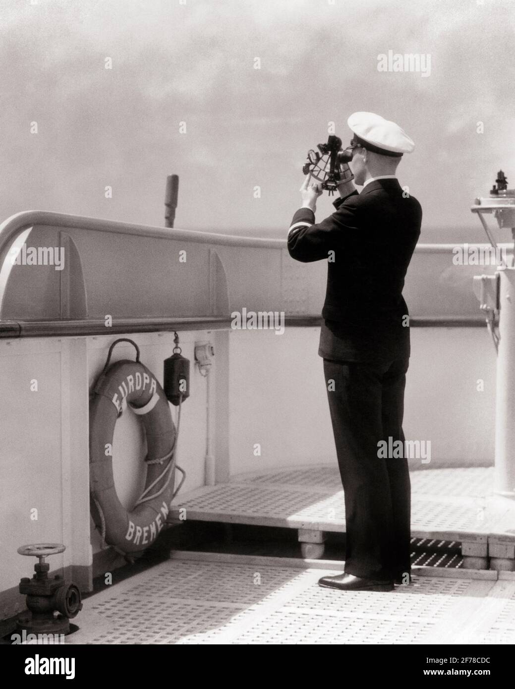 Vintage sextant hi-res stock photography and images - Alamy