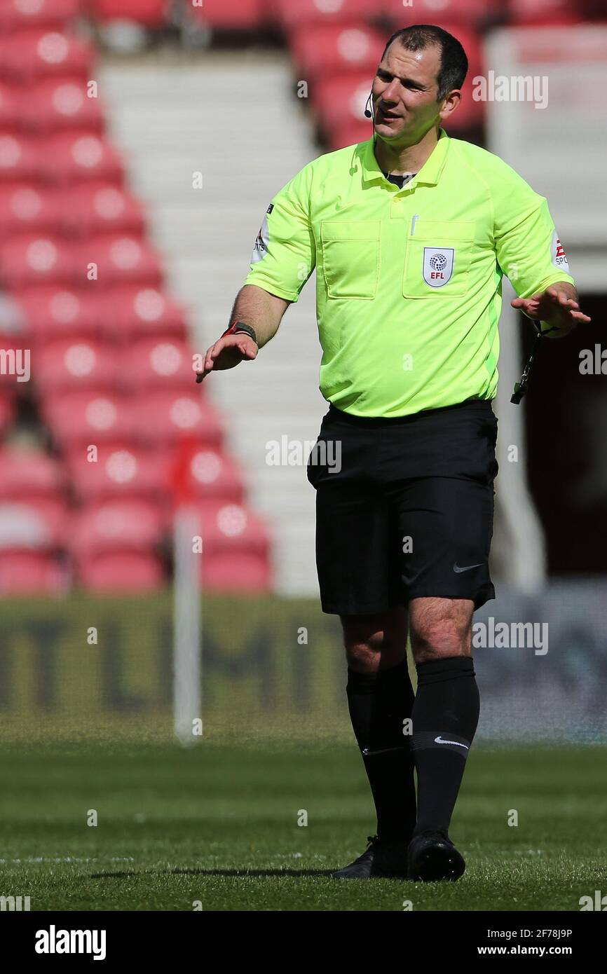 Tim robinson referee hi-res stock photography and images - Alamy
