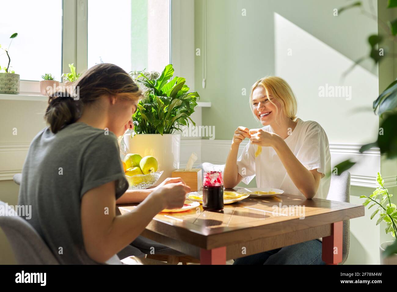 Healthy eating teenagers table hi-res stock photography and images - Alamy
