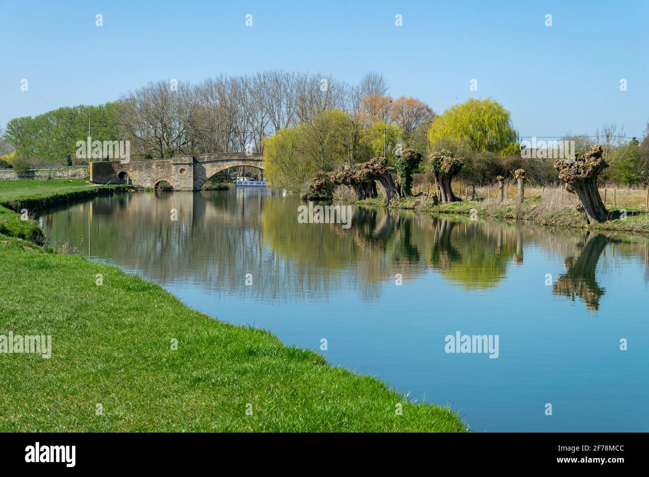 Halfpenny Bridge across the River Thames at Lechlade, Gloucestershire ...
