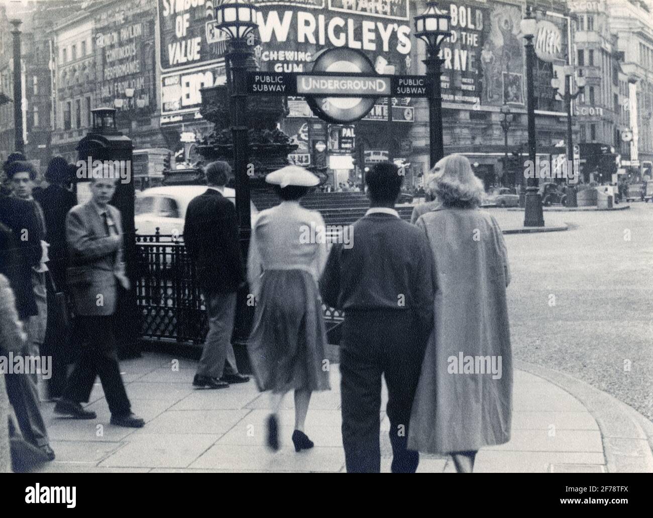 Historical london 1950s tube hi-res stock photography and images - Alamy