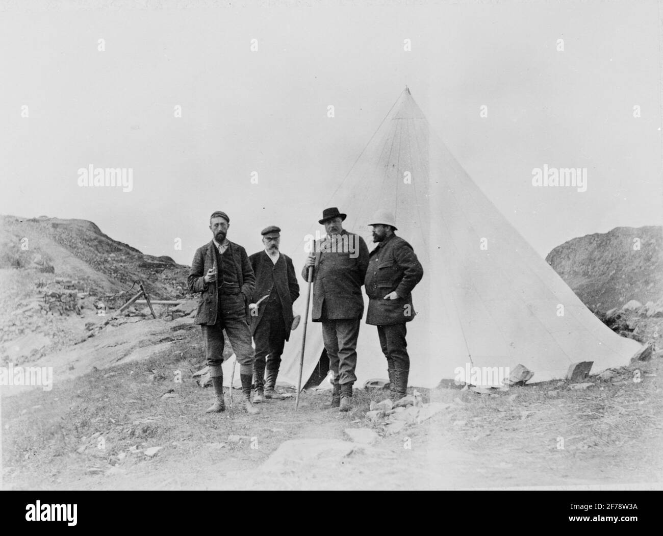 Tent at the gravel hill, Sjangeli. From the left Geschwornen Henreksen ...