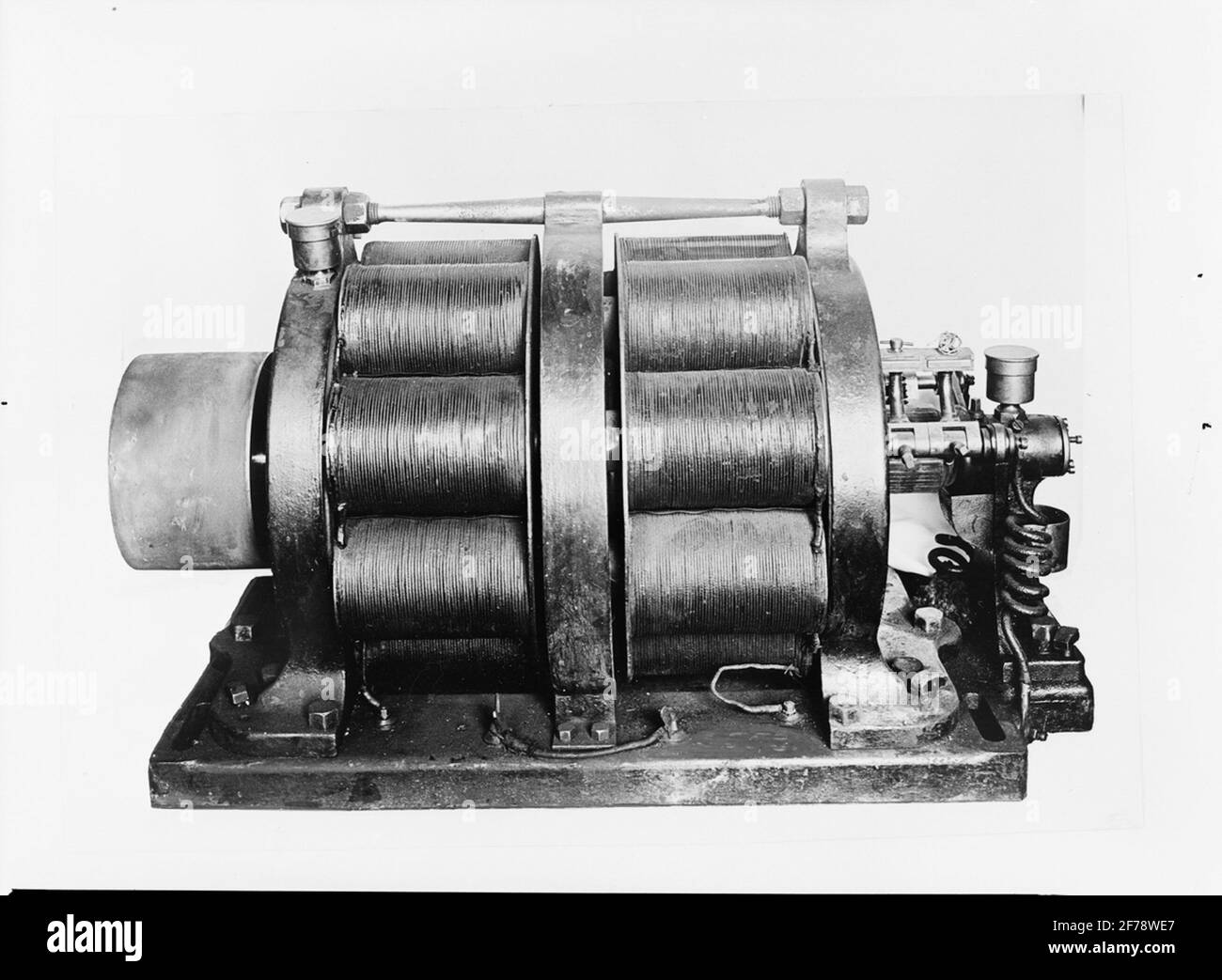 Electric generator with disc anchor of Thorin's patent, about 1885 ...