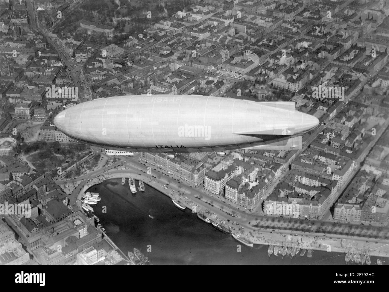 Italia airship hi-res stock photography and images - Alamy