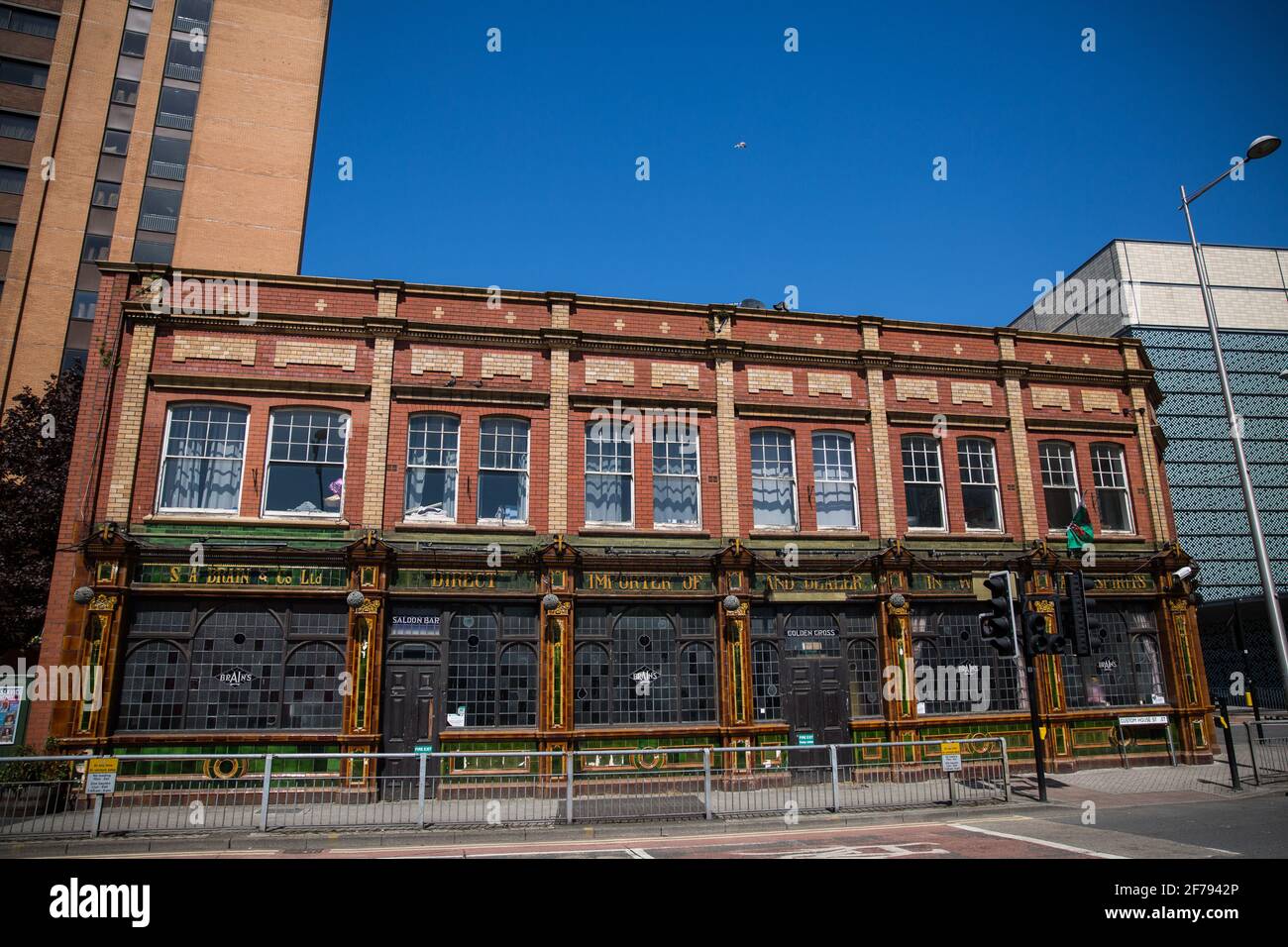 Golden cross cardiff hi-res stock photography and images - Alamy