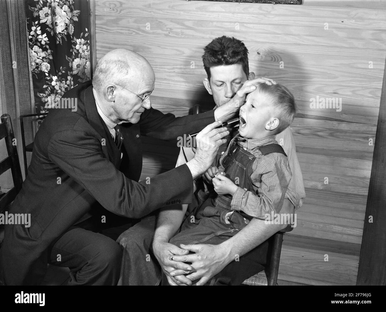 U s doctor 1940s hi-res stock photography and images - Alamy