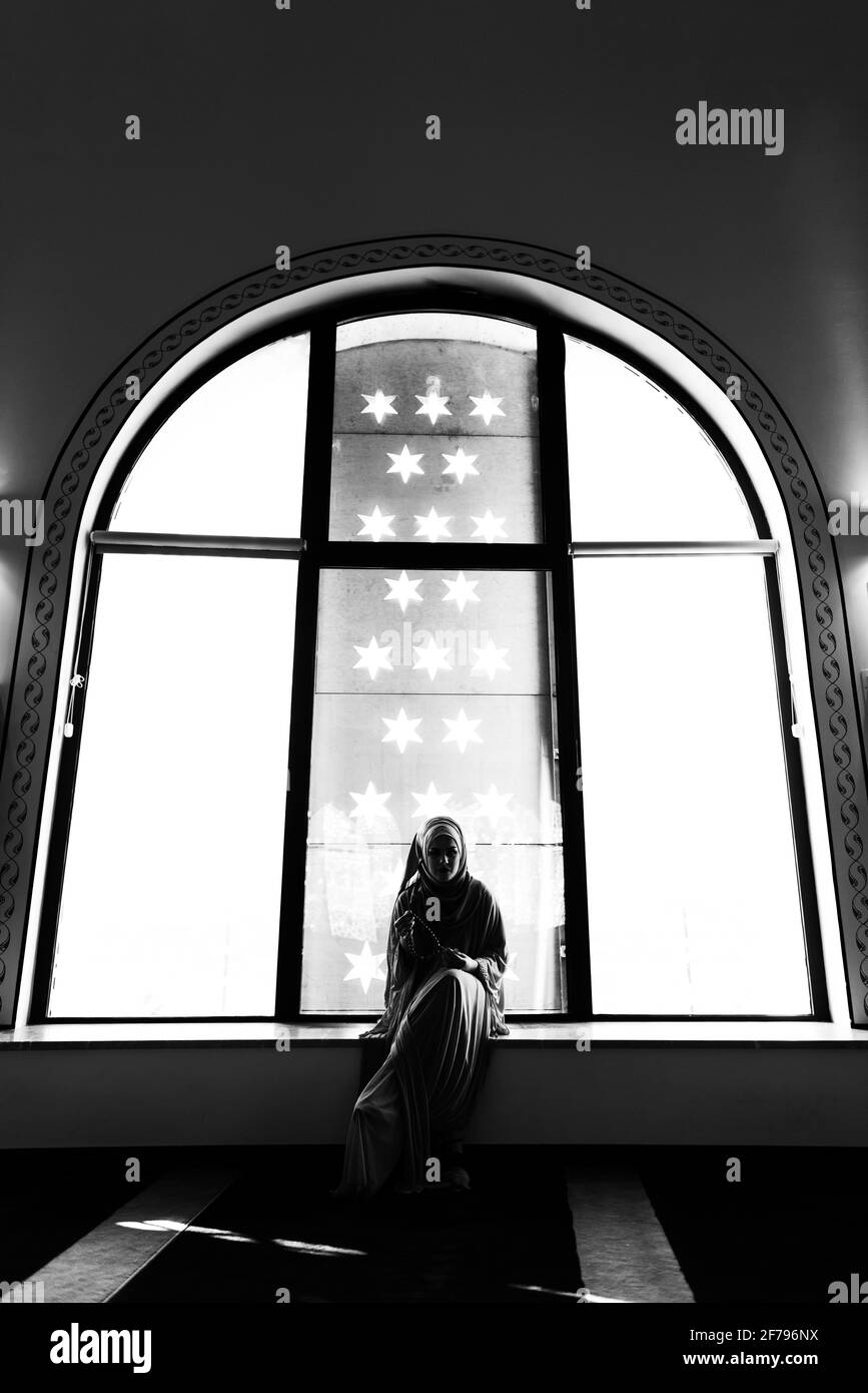 Girl wearing hijab portrait Black and White Stock Photos & Images - Alamy