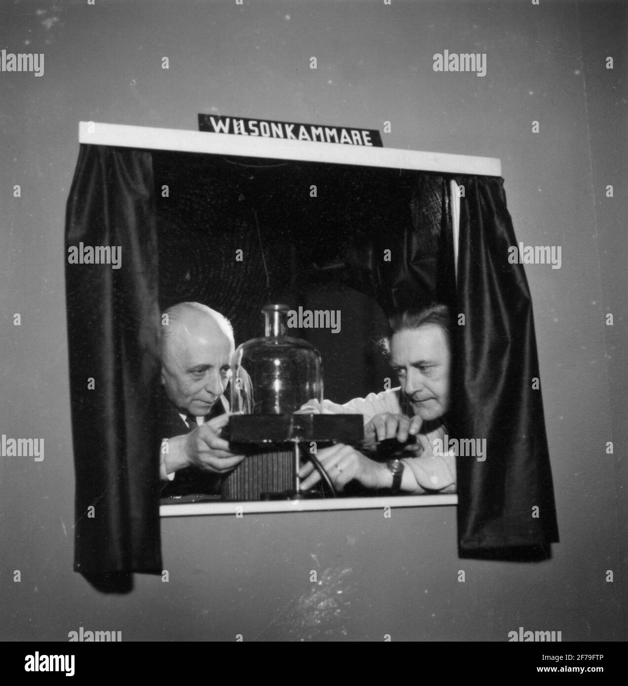 Mounting the Wilson chamber. Core models of magnetic pieces and soft ...